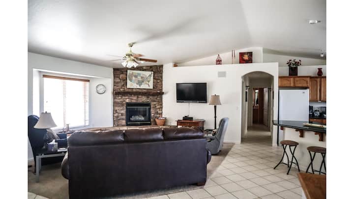 Poppy House: Charming Prescott Getaway ~ Mtn Views - Prescott, AZ