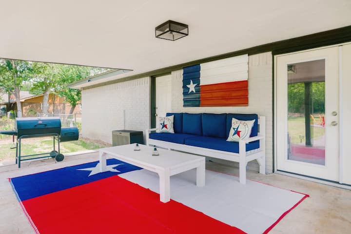 Large Yard With Firepit, Bbq, Volleyball Court - Leander, TX