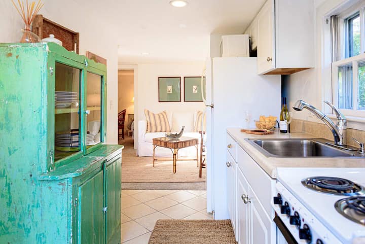 Downtown Historic Nantucket Cottage - Nantucket, MA