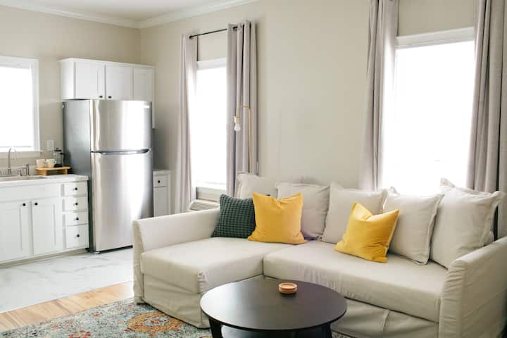 Relaxing 1br Cottage | Central Cozy Stay - 몽고메리
