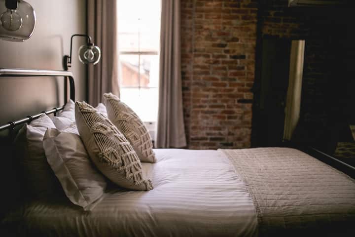Jacksonville Inn Rm #2  | Queen Guest Room - Jacksonville, OR