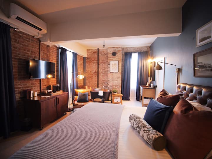 Jacksonville Inn Rm #1 | King Suite W/ Lux Tub - Jacksonville, OR