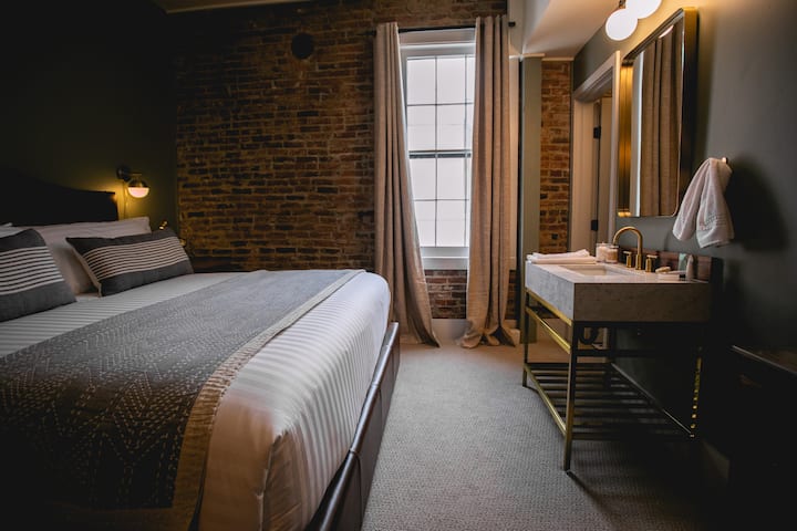 Jacksonville Inn Rm #4 | King Suite W/rain Shower - Jacksonville, OR
