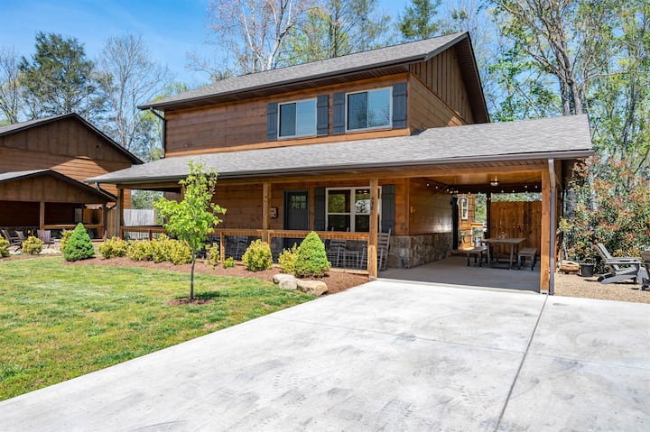 Luxury Cabin | Theater, Game Room, Hot Tub - Gatlinburg, TN