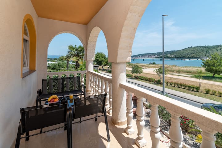 A 1 - Seafront Apt With Balcony, 1 Min To Beach - Seget Vranjica