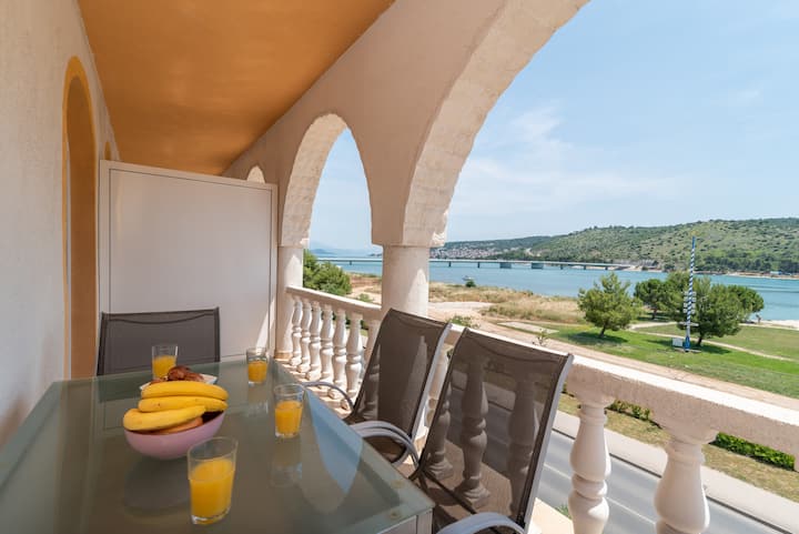 A 2 - Seafront Apt With Balcony, 1 Min To Beach - Seget Vranjica