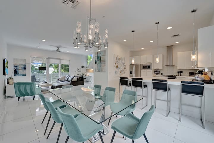 Modern & Fun Beach Location! Pool, Gym, Spa, Bars - Pompano Beach, FL