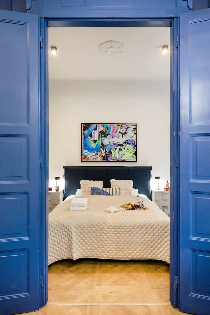 Central Charm In Budapest's Bustling 7th District - Budapest