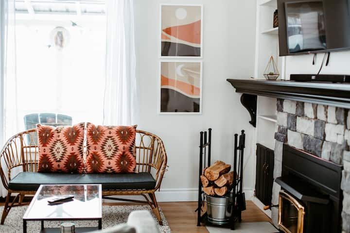 Picturesque Lakefront 4br W/fireplace & Games Room - Ontario 60