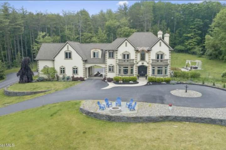 Hidden Retreat 4-homes 134 Acres - Nassau, NY
