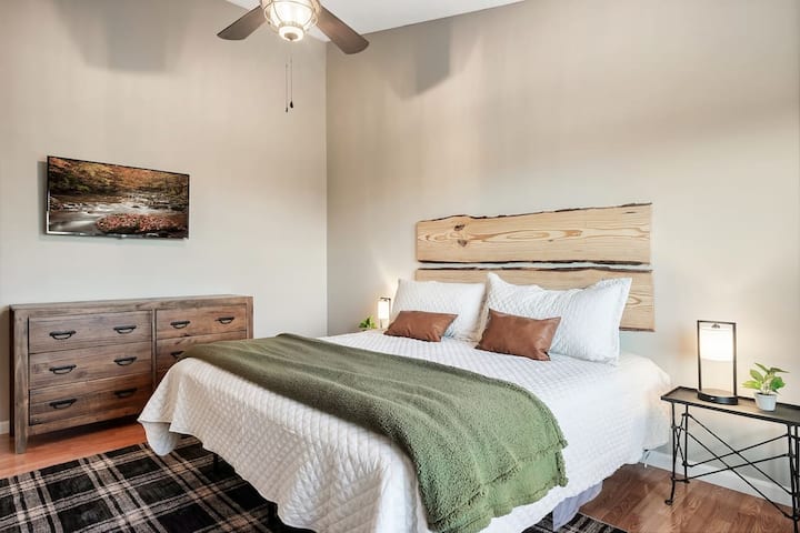 Serene Retreat: Private Hot Tub, And Arcade! - Sevierville, TN