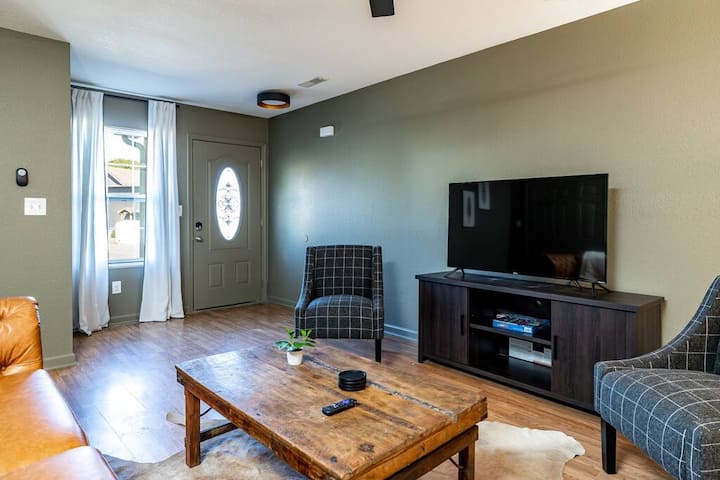 Peaceful Getaway: Hot Tub, Perfect Location! - Sevierville