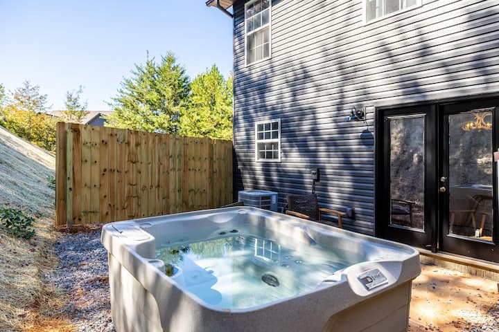 Peaceful Getaway, Sleeps 6・hot Tub + Pet Friendly - Sevierville
