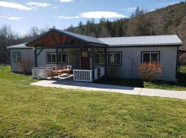 Enchanting Getaway: Farmhouse And Tiny House Duo - Jacksonville, OR