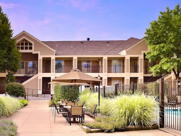 Excellent Location! Pet-friendly, W/ Outdoor Pool - Schaumburg, IL