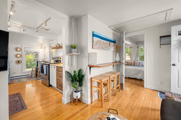 Central Location! Bungalow For 2 + Garden - Orleans, MA