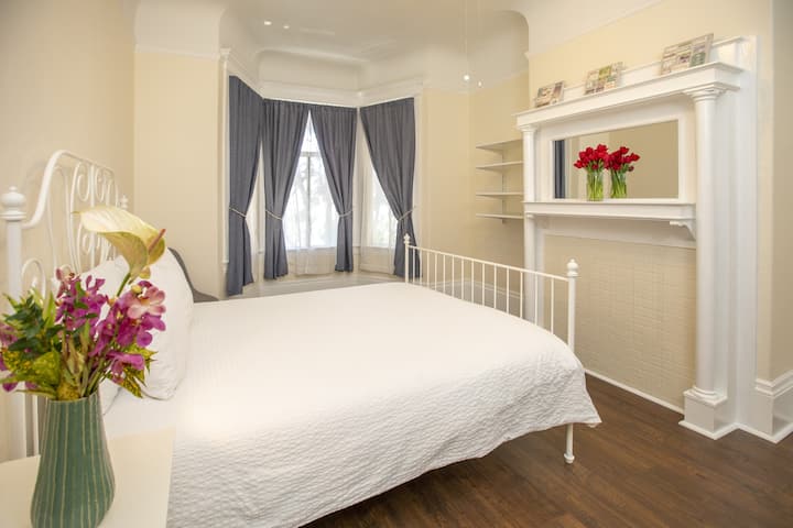 Residential Queen Room With Shared Bath & Kitchen - San Francisco, CA