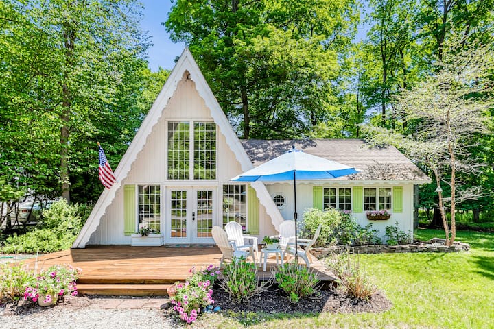 2br A-frame Near Beaches With Firepit, Grill, Dogs - Charlevoix, MI