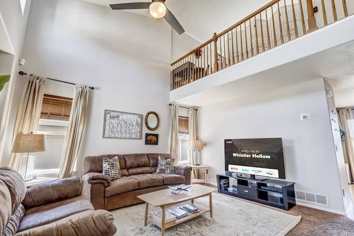 Whistler Hollow! Family Home, Bball Court, Firepit - Colorado Springs, CO