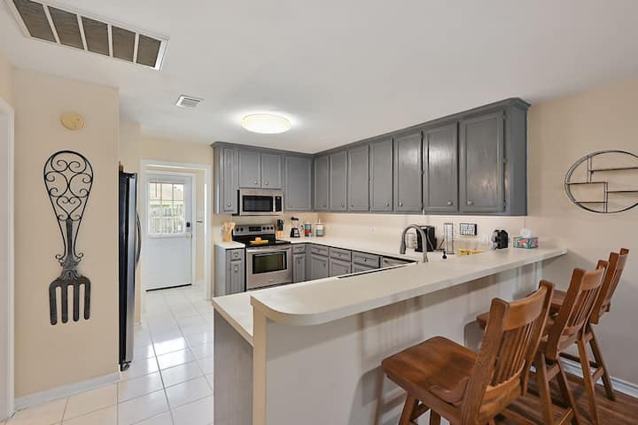 Parkside At Wolfpen - Walkable Parkside Escape - College Station, TX