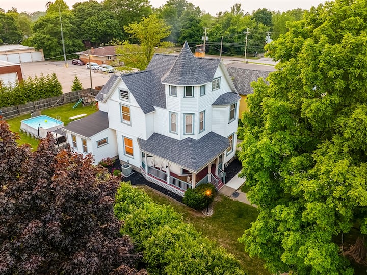 Hot Tub, Heated Pool & Games — Walk To Town - South Haven, MI