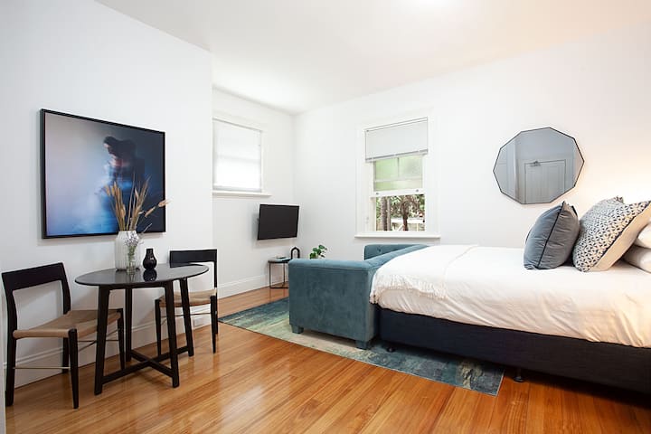 Chic And Characterful Studio Apartment - Camperdown