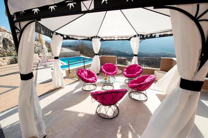 K-20945 Maison Confortable Avec La Terrasse - Makarska