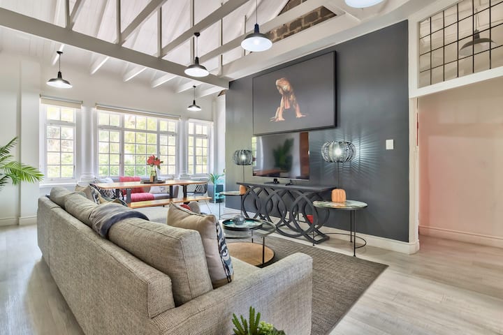 Buzzing Galleria Apartment Near Rocklands Beach - Cape Town