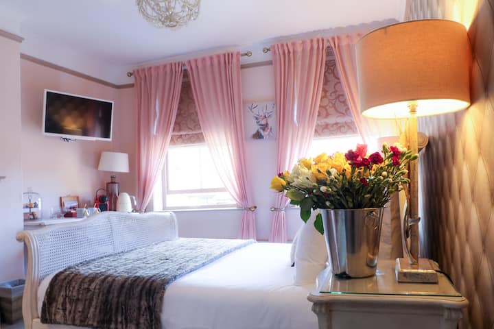 Superior King Room @ The Kingsbury 7even / 8ight - Marlborough