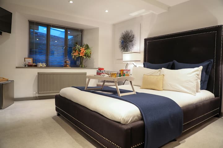 Premium King Room @ The Kingsbury 7even / 8ight - Marlborough