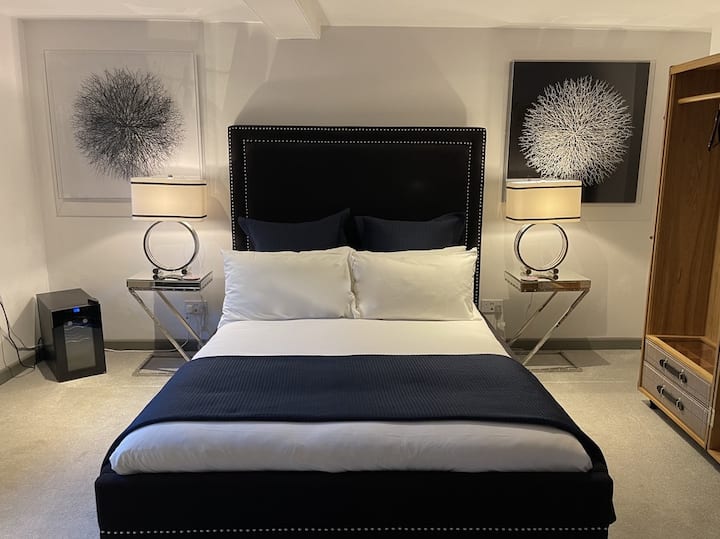 Premium King Room @ The Kingsbury 7even / 8ight - Marlborough