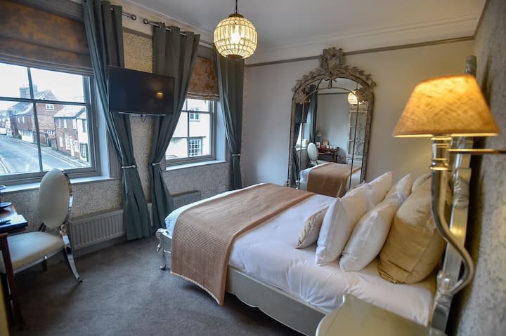 Superior King Room @ The Kingsbury 7even / 8ight - Marlborough