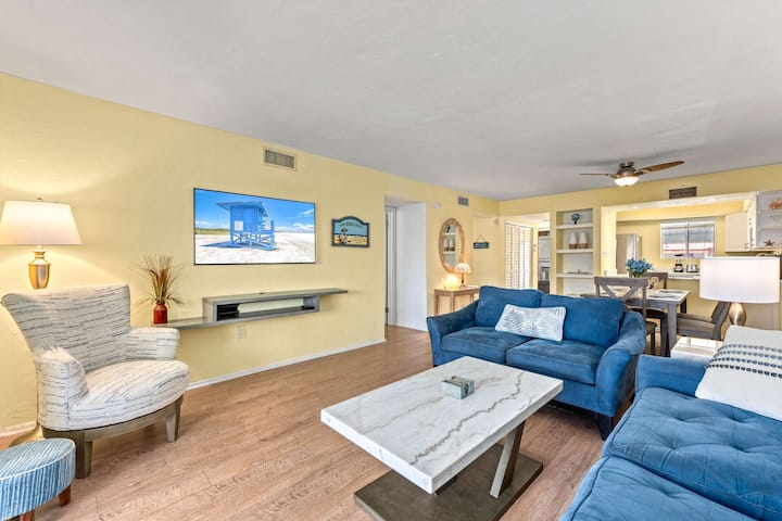 Private Beach Access • Largest Pool • Pickleball - Bradenton Beach