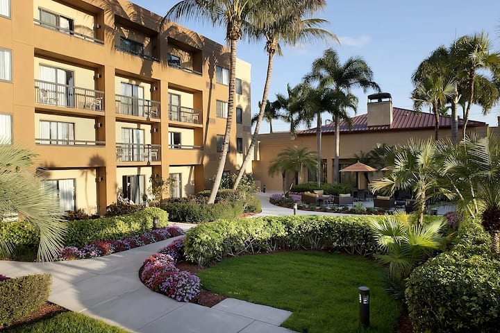 Near Highland Beach! Pet-friendly, Pool, Parking! - Boca Raton, FL