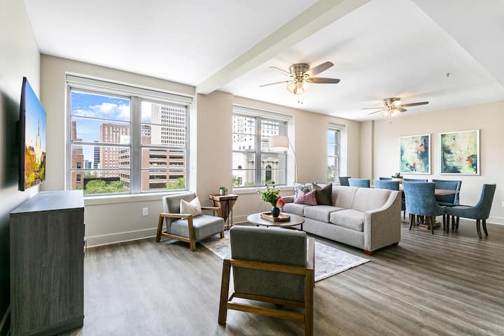 Spacious Condo In California Building - New Orleans, LA