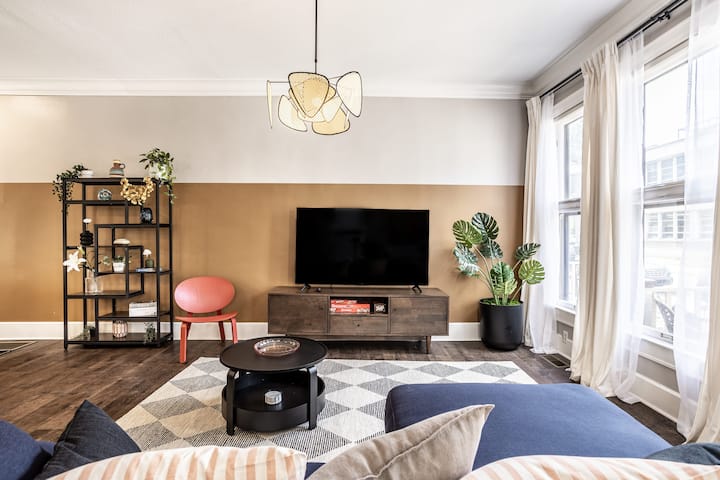 Colorful North Indy Townhouse - Sleeps 9! - Indianapolis