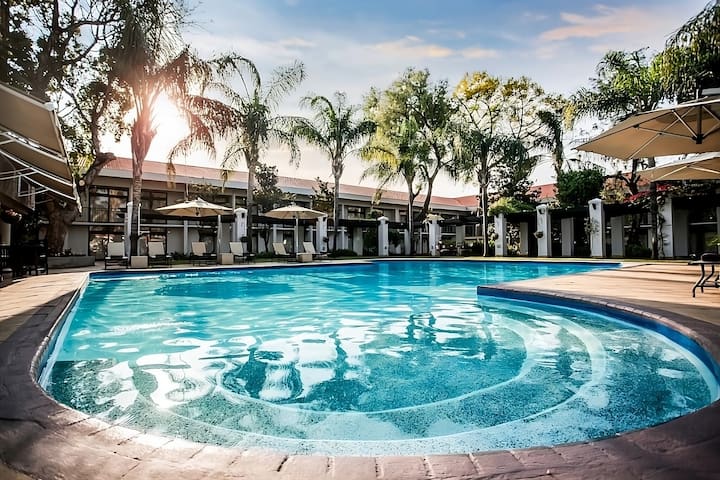 Four Modern Units, Pool, Free Shuttle And Parking! - Gaborone