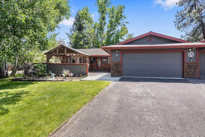 New Listing! Hot Tub ~ 2 Living Areas ~ Bend Home - Bend, OR
