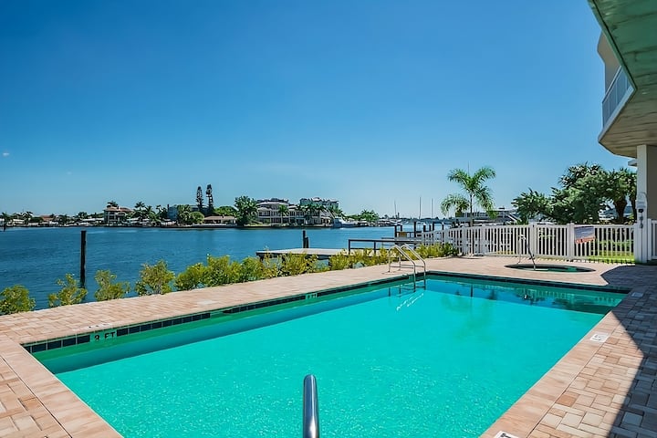 Perfect For Groups! W/ Full Kitchen & Free Parking - Treasure Island, FL