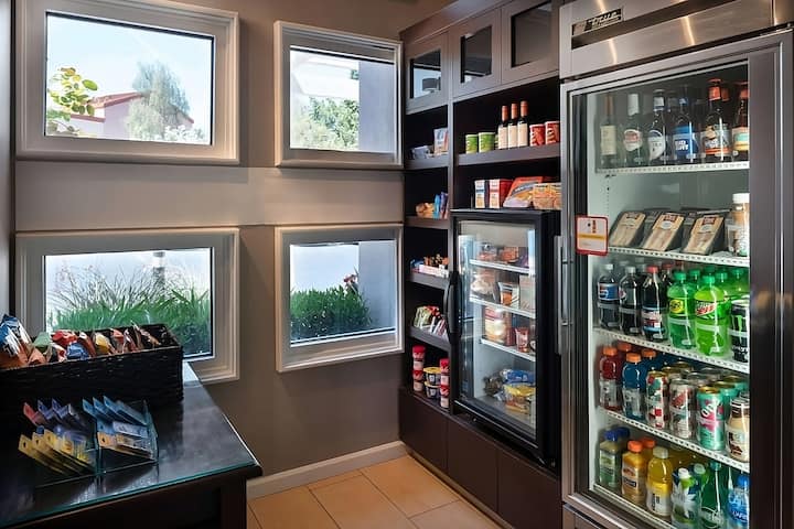 Relax And Recharge! 2 Great Units, Free Breakfast - Phoenix, AZ