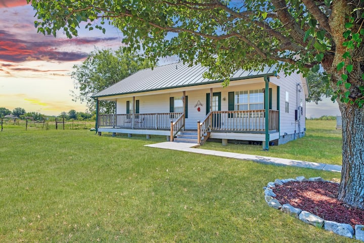 Green Acres- Charming Farmhouse Plus 4a - Lake Mineral Wells State Park, Mineral Wells