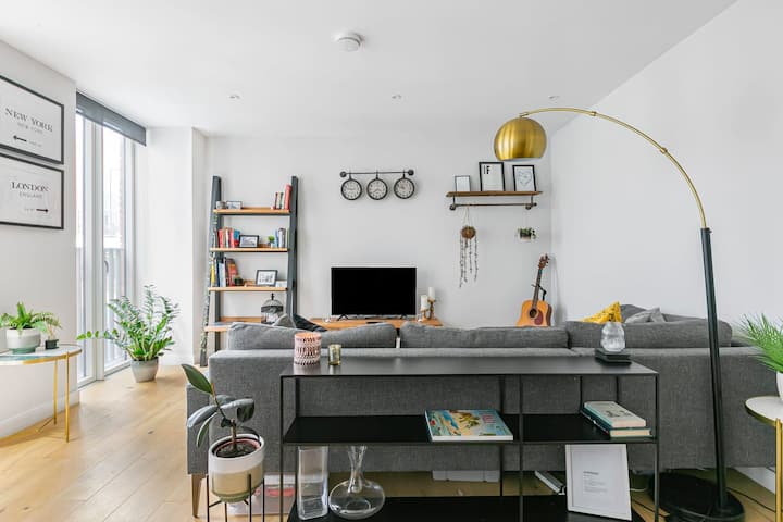 New, Modern, Sleek, Prime Location, Sleeps 3 - Harpenden