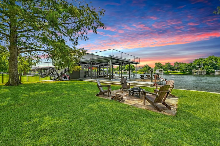 Lakefront, Dock, Yard - Pet Friendly (With Fee!) - Kingsland, TX