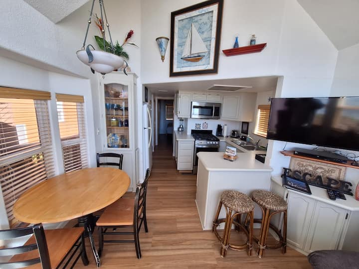 Ocean Front Cabin 11 W/ Jacuzzi & Superb Views - Lucky 7 Casino & Hotel