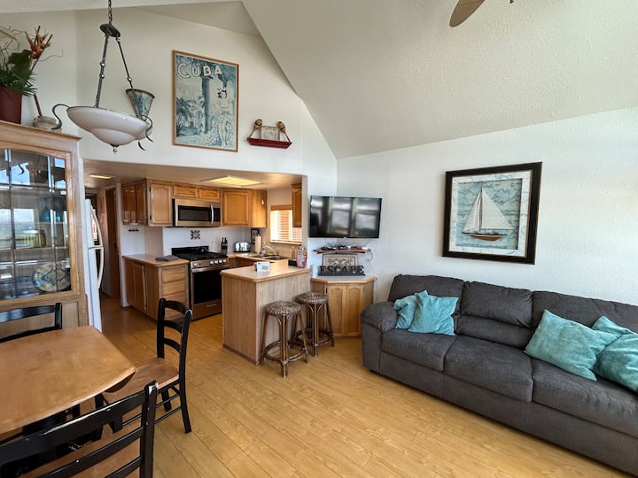 Ocean Front Cabin 11 W/ Jacuzzi & Superb Views - Smith River, CA