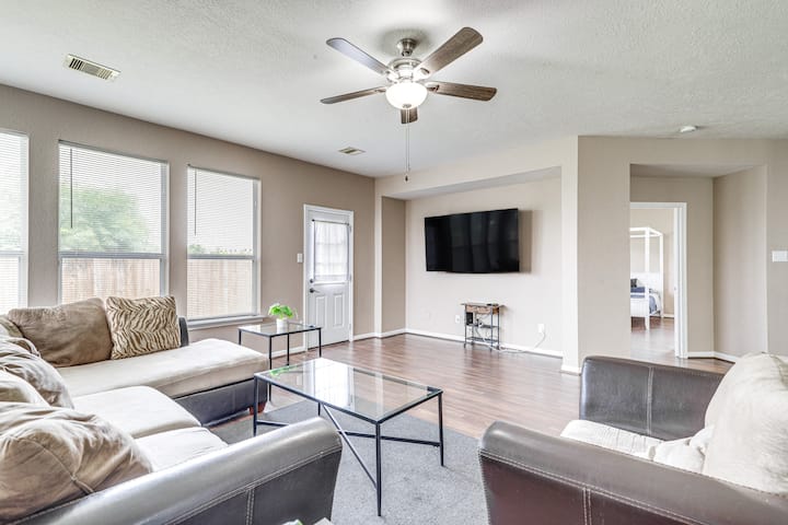 Spacious Houston Home W/ Pool Access, Fenced Yard! - Houston