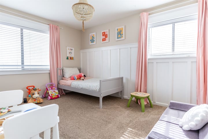 South Austin Kid Friendly House | Private Backyard - Austin, TX