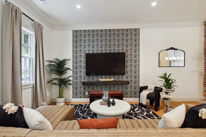Townhome Combo Near Forsyth Park, Parking - Savannah, GA