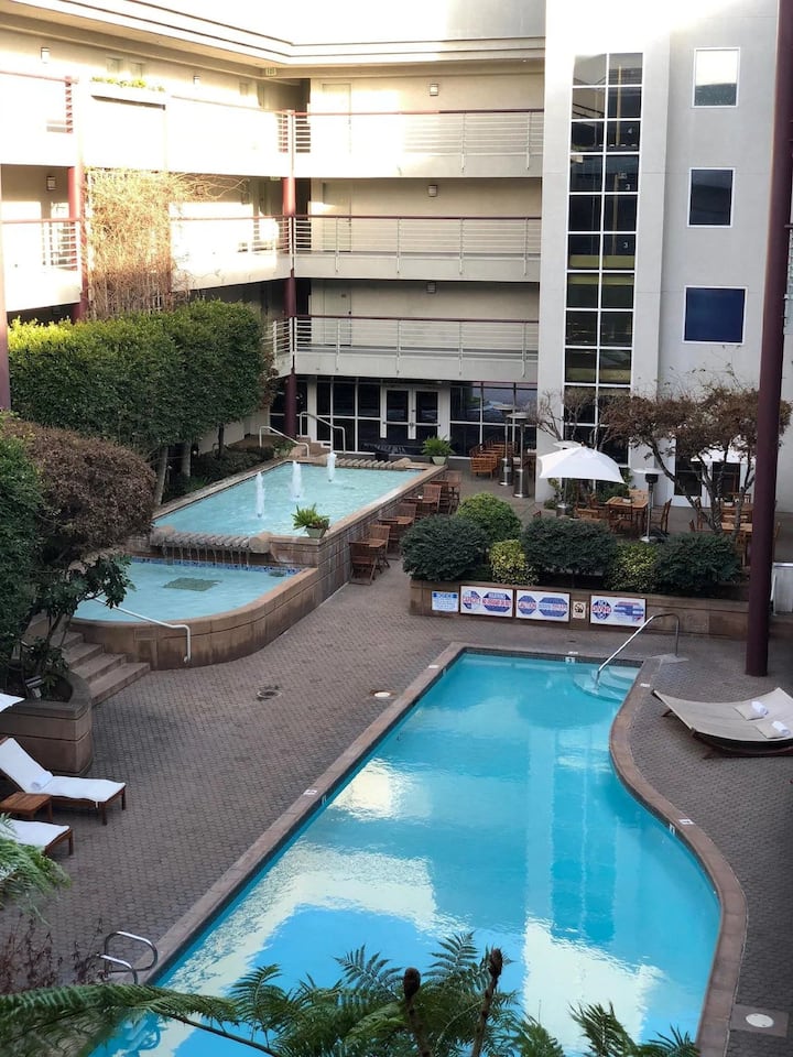 Relax And Recharge! Free Parking, Onsite Pool - Sunnyvale, CA