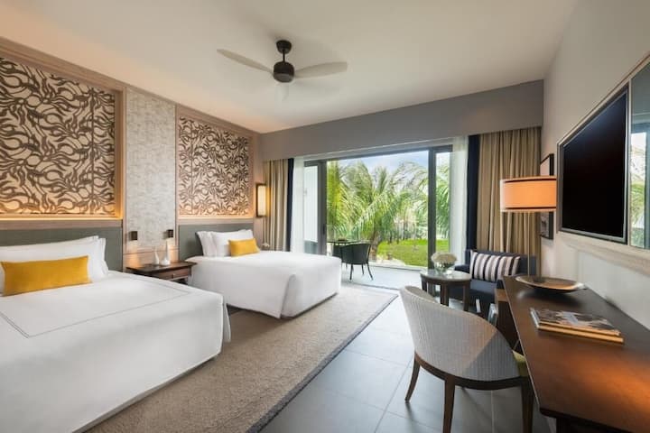 Relax And Unwind! 4 Large Units, Pool, Beachfront! - Maurice
